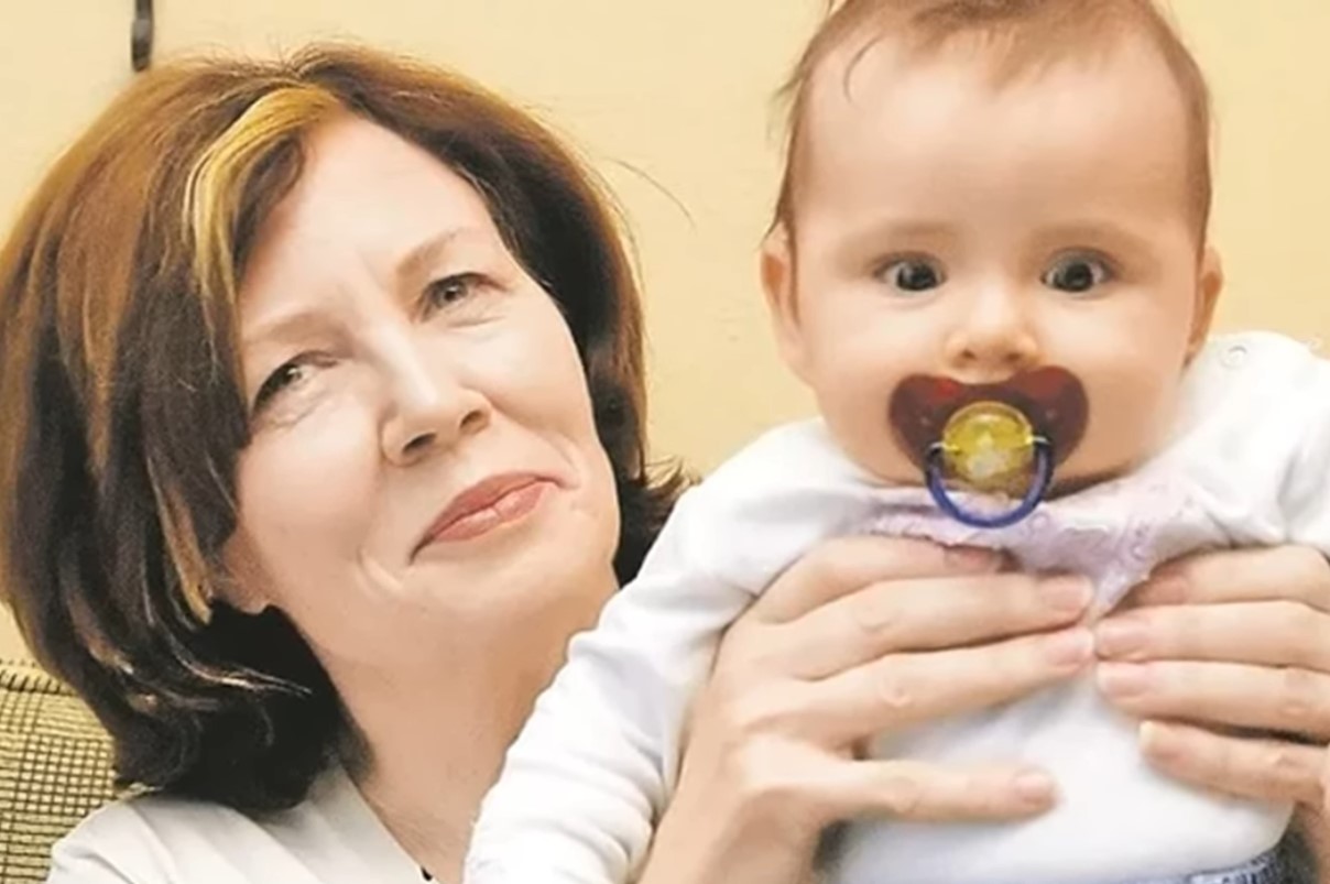 Frau bringt mit 65 Jahren Vierlinge zur Welt: wie sie vier Jahre später ...