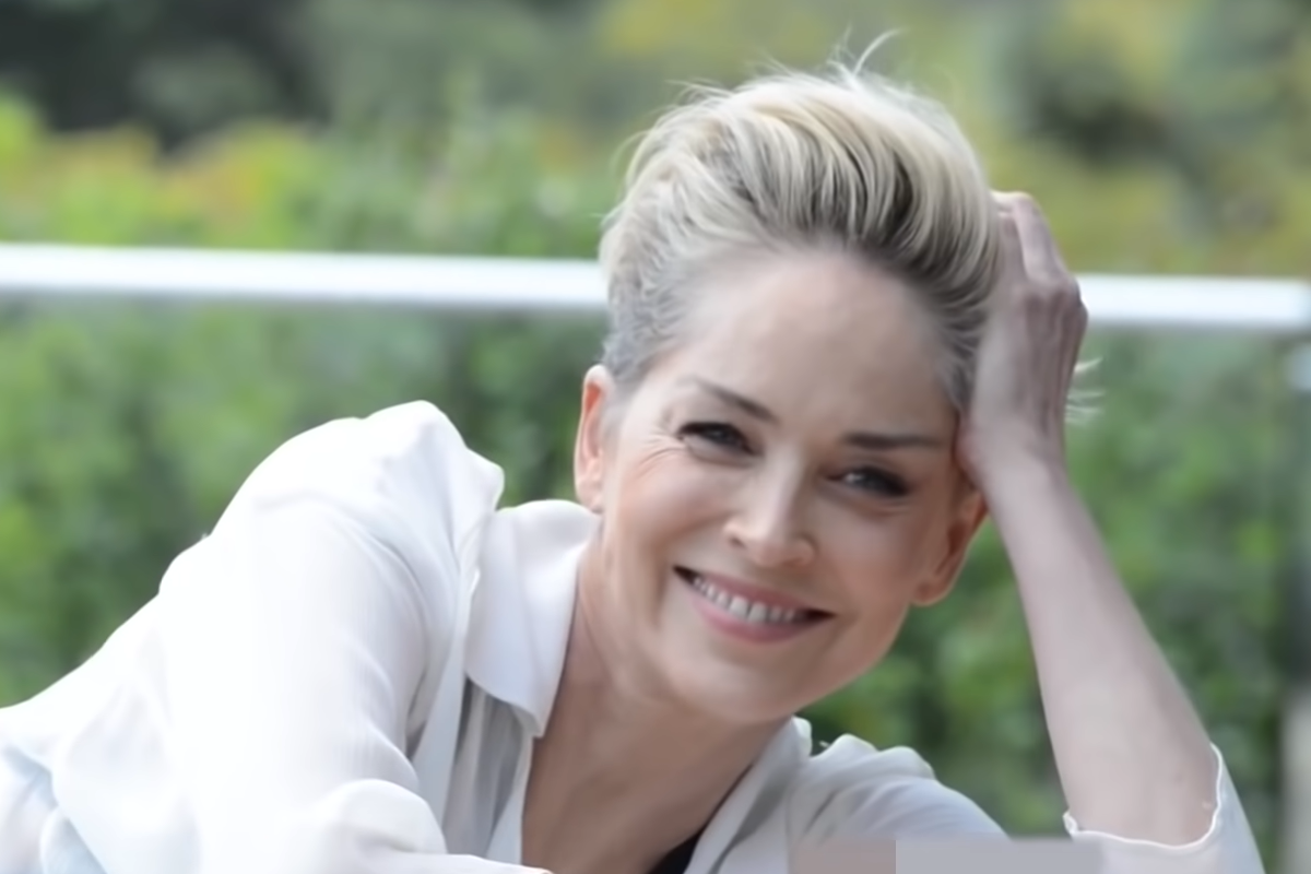 Sharon Stone ging mit ihrer gleichaltrigen Schwester spazieren und sah ...