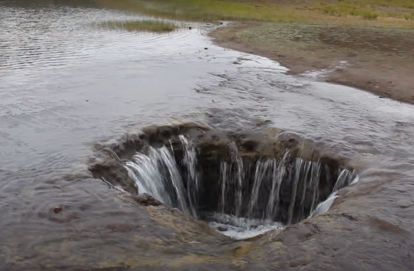 Er trocknet nicht aus: Wie der mystische See aussieht, der jeden Sommer ...