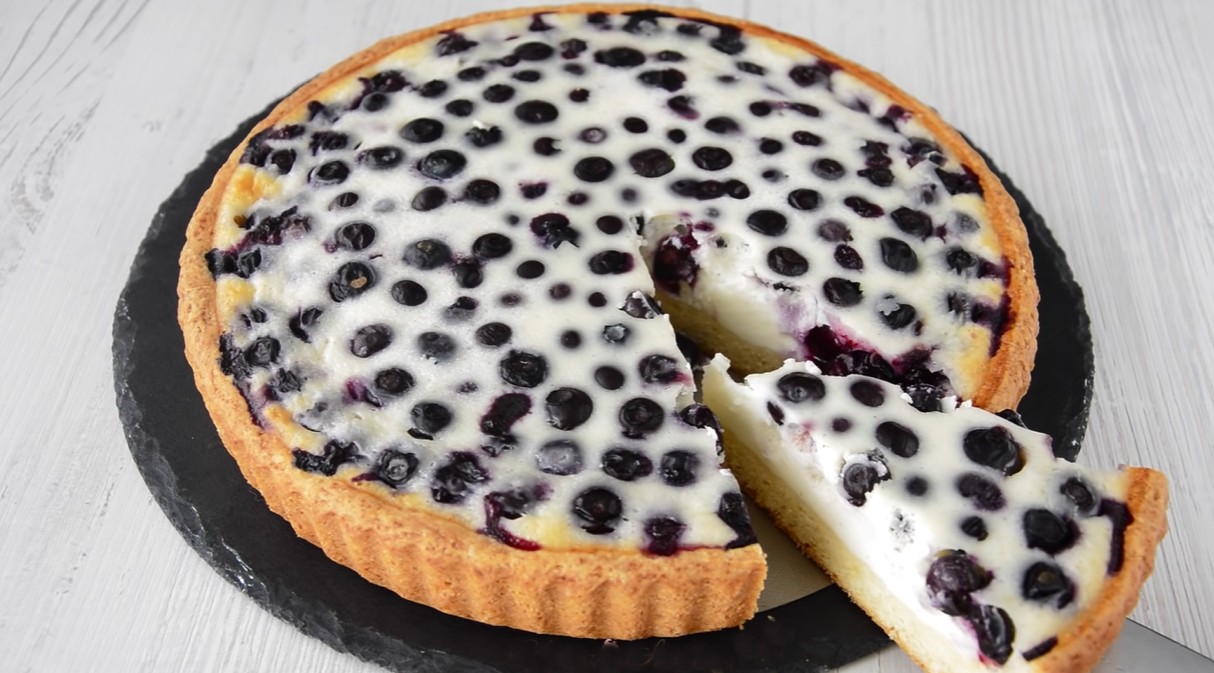 Köstliche Leckerei : Kuchen mit Beeren in Sauerrahmsauce. Uberalles