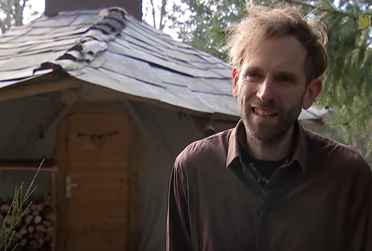 Ein Golflehrer, der seinen Job gekündigt hat, um in den Wäldern zu ...