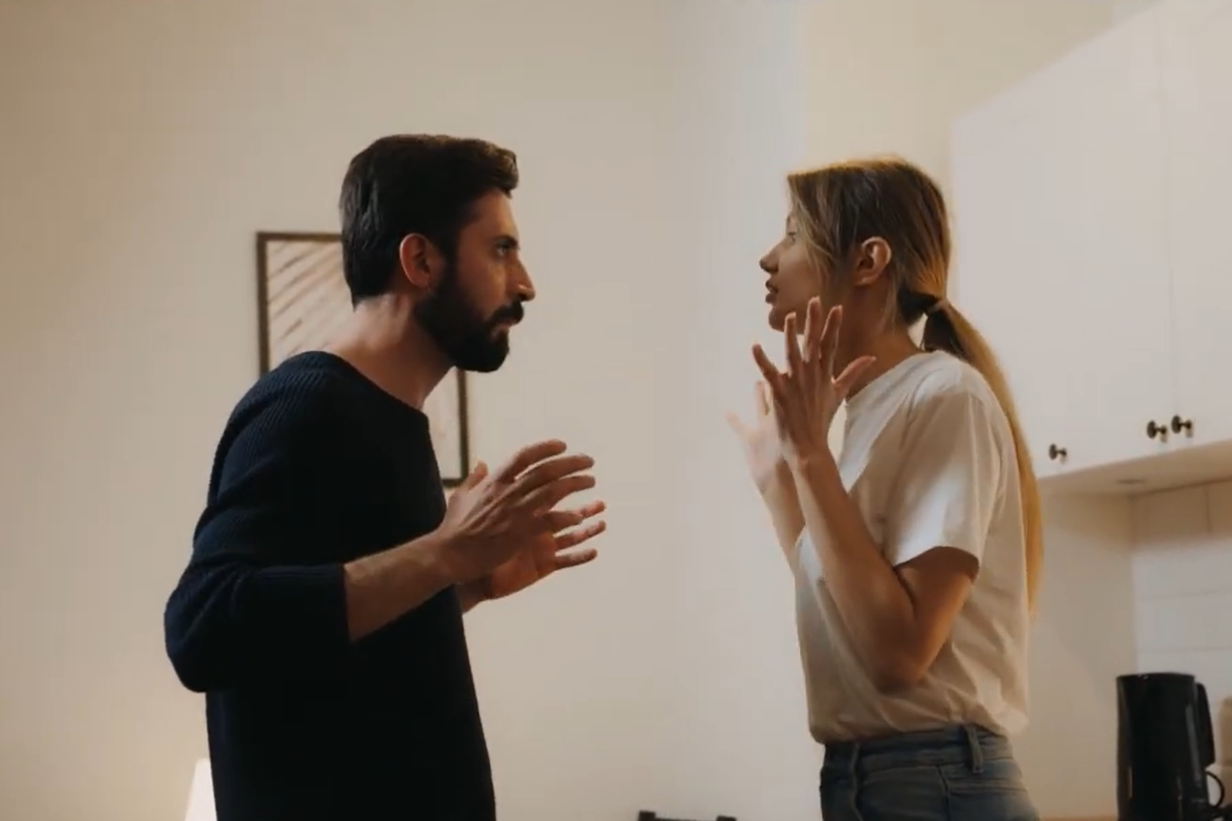 Frau wirft Bruder und seine Geliebte raus, nachdem sie sich weigern ...