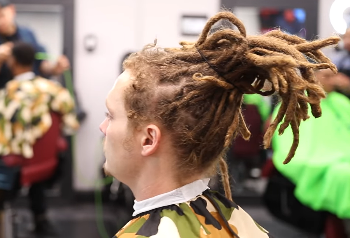 Ein Teenager ließ sich nach neun Jahren seine Dreadlocks abschneiden ...