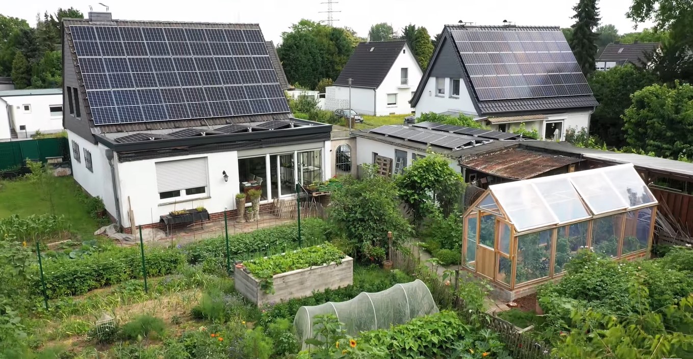 Das Paar hält sich warm und baut Lebensmittel an: dank des Gewächshauses, das sie um ihr Haus ...