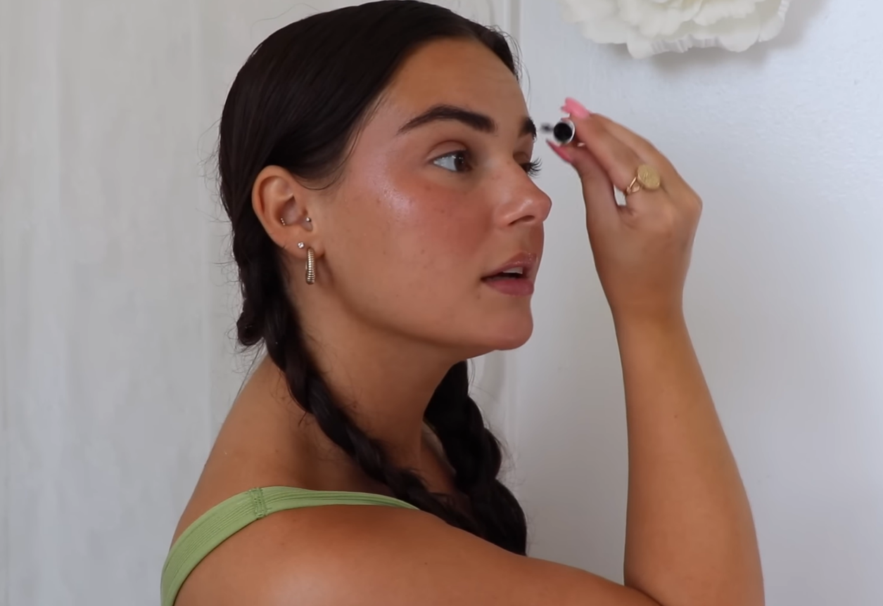 Die Frau, die kritisiert wurde, weil sie mit vollem Make-up ins ...