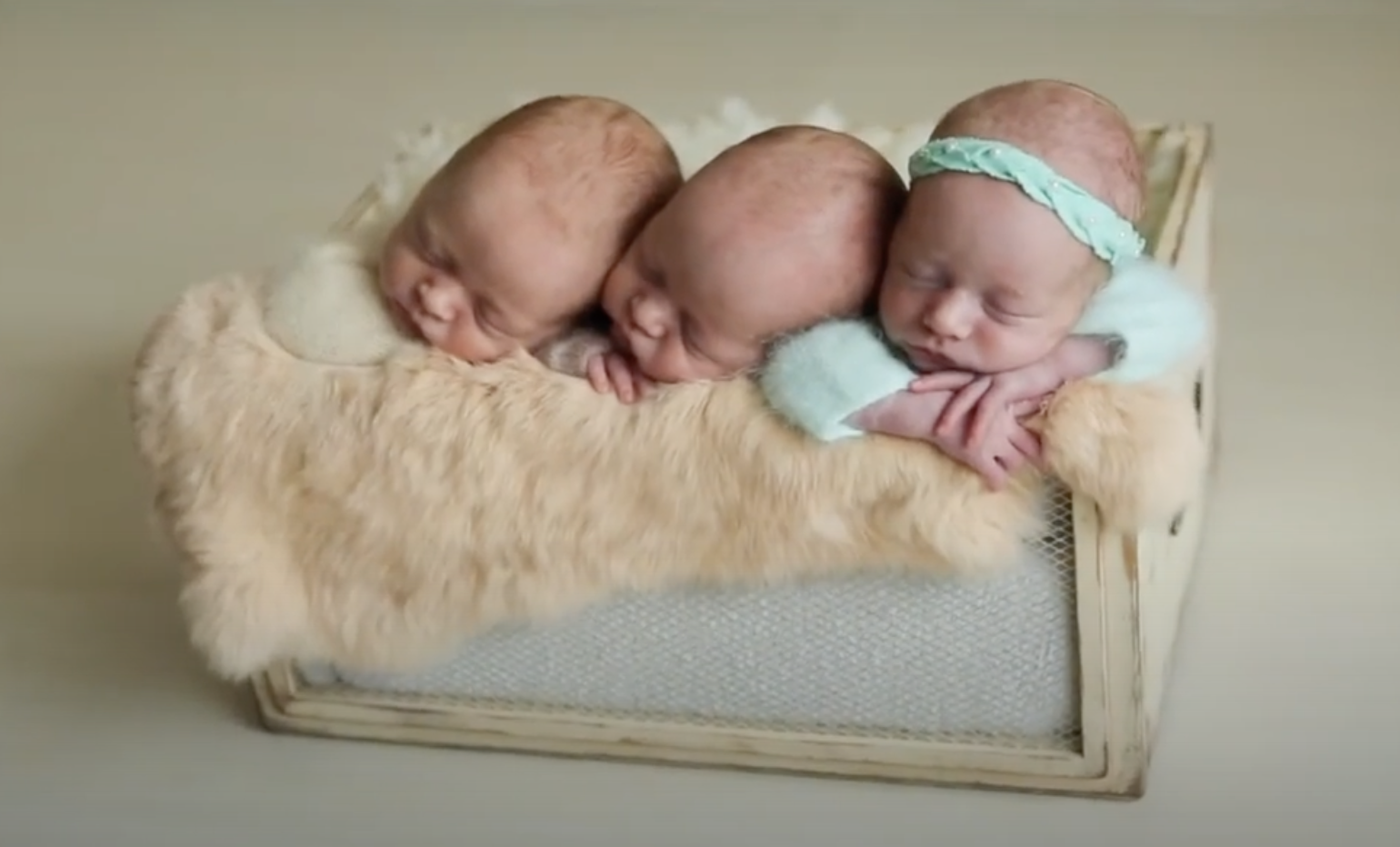 Frau bringt im Abstand von 7 Jahren Drillinge zur Welt: Kinder sind ...