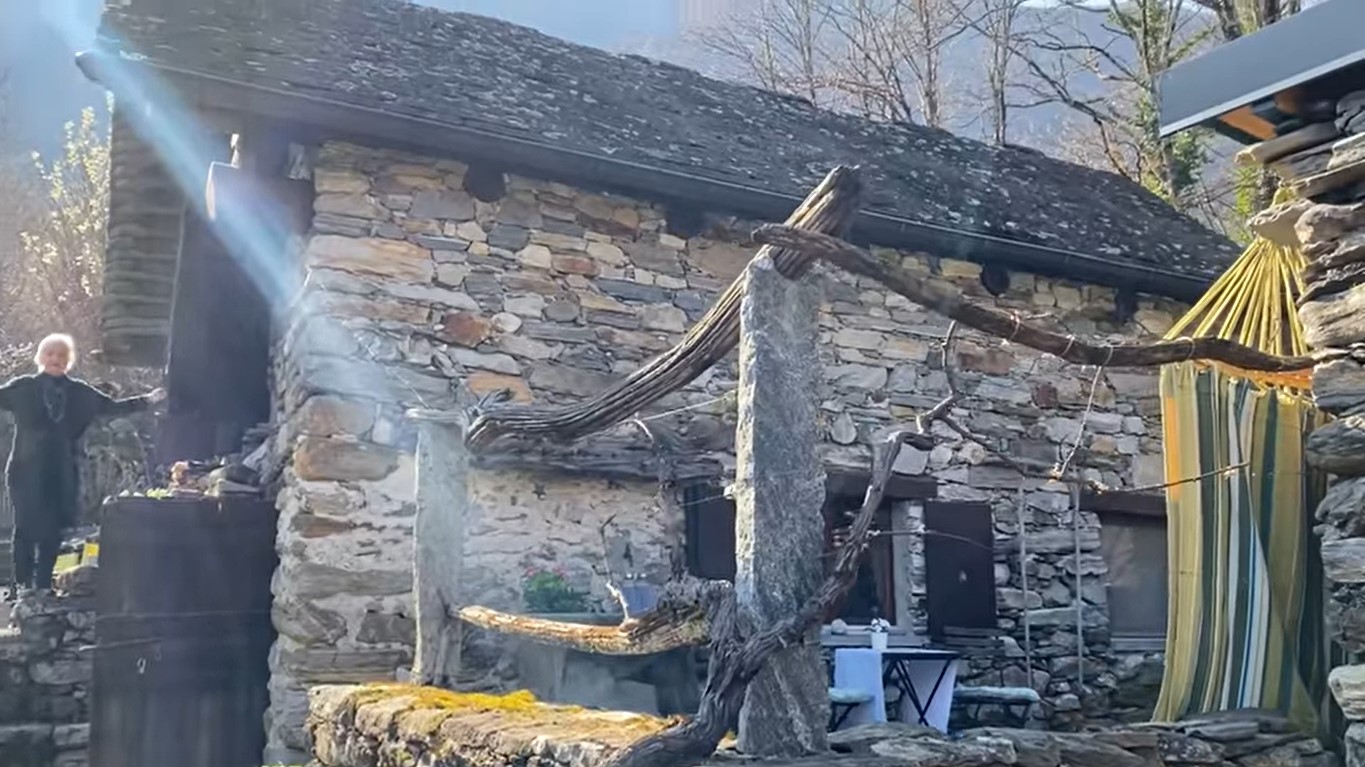 Ehepaar kauft 200 Jahre altes Steinhaus in den Alpen und renoviert es ...