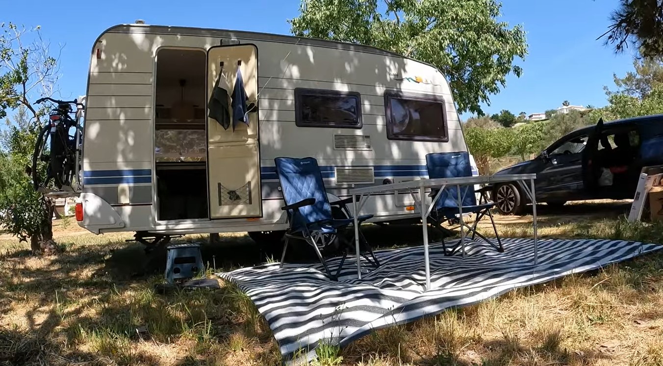 "Die perfekte Lösung": Eine Frau hat einen Wohnwagen zu einem ...