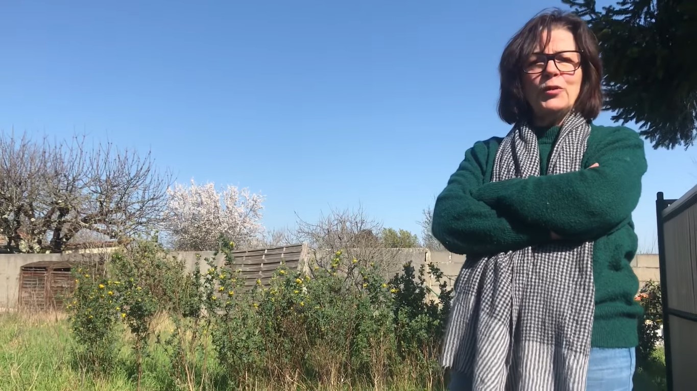 Frau ist sauer, weil Nachbarin ihre 3-jährige Tochter bittet, in ihrem ...