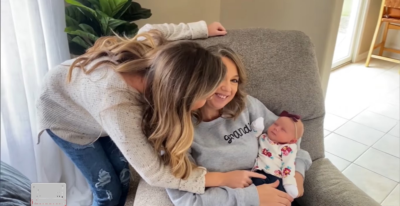 Zu früh und zu spät: Frau brachte ihre erste Tochter mit 16 und ihre zweite mit 46 Jahren zur ...