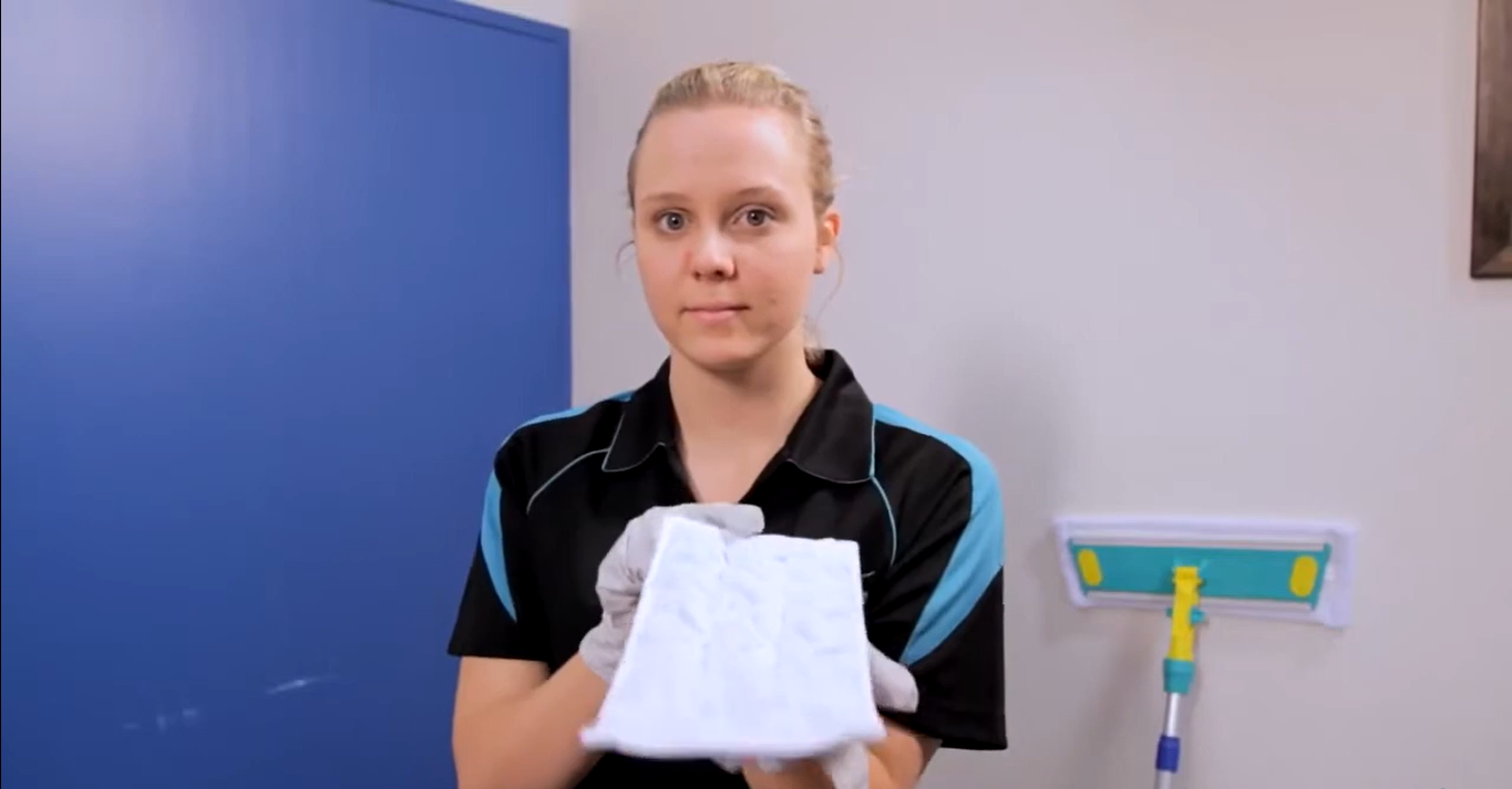 Die Reinigungskraft war die einzige im gesamten Team, die keine ...