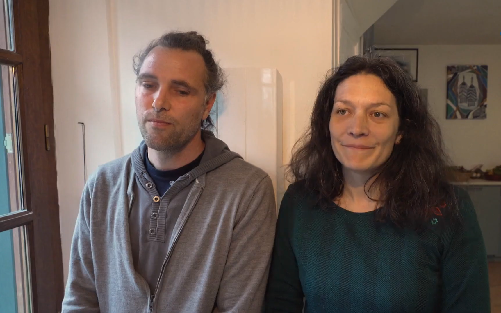 „Wir können uns keine Wohnung leisten“: ein Paar lebt bei den Eltern ...
